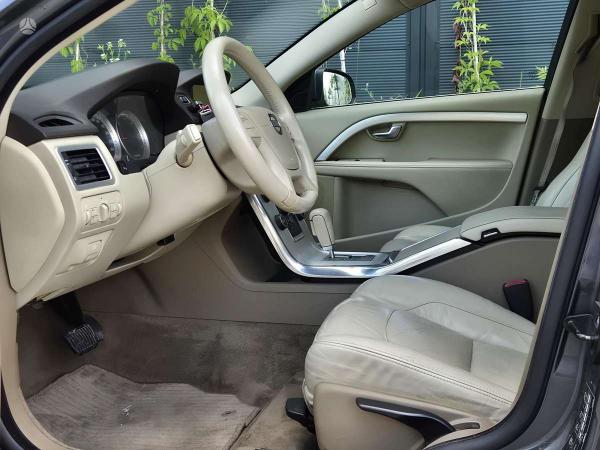 Grey Volvo V70 2011 in Vilnius, with an engine capacity of 2.40 L and mileage of 296 thousand km for 5999 €, photo 9 on AUTOMOTO.COM.LV