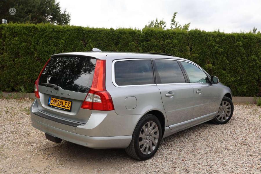 Pelēks Volvo V70 2011 Alīta, ar dzinēja tilpumu 2.00 L un nobraukumu 299 tūkst. km par 5100 €, foto 5 vietnē AUTOMOTO.COM.LV
