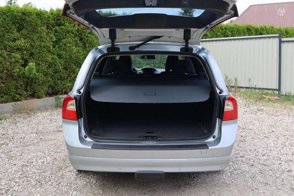 Pelēks Volvo V70 2011 Alīta, ar dzinēja tilpumu 2.00 L un nobraukumu 299 tūkst. km par 5100 €, foto 5 vietnē AUTOMOTO.COM.LV
