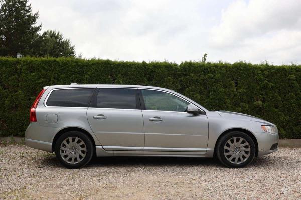 Pelēks Volvo V70 2011 Alīta, ar dzinēja tilpumu 2.00 L un nobraukumu 299 tūkst. km par 5100 €, foto 6 vietnē AUTOMOTO.COM.LV