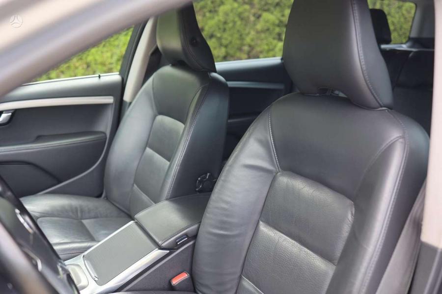 Pelēks Volvo V70 2011 Alīta, ar dzinēja tilpumu 2.00 L un nobraukumu 299 tūkst. km par 5100 €, foto 11 vietnē AUTOMOTO.COM.LV