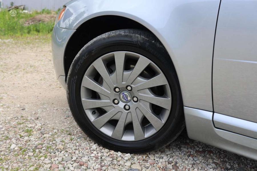 Pelēks Volvo V70 2011 Alīta, ar dzinēja tilpumu 2.00 L un nobraukumu 299 tūkst. km par 5100 €, foto 30 vietnē AUTOMOTO.COM.LV