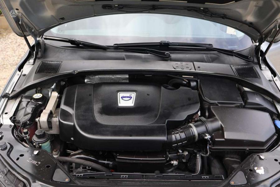 Pelēks Volvo V70 2011 Alīta, ar dzinēja tilpumu 2.00 L un nobraukumu 299 tūkst. km par 5100 €, foto 36 vietnē AUTOMOTO.COM.LV
