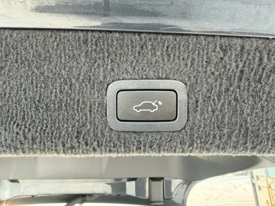 Grey Volvo V70 2011 in Riga, with an engine capacity of 2.00 L and mileage of 334 thousand km for 6995 €, photo 7 on AUTOMOTO.COM.LV