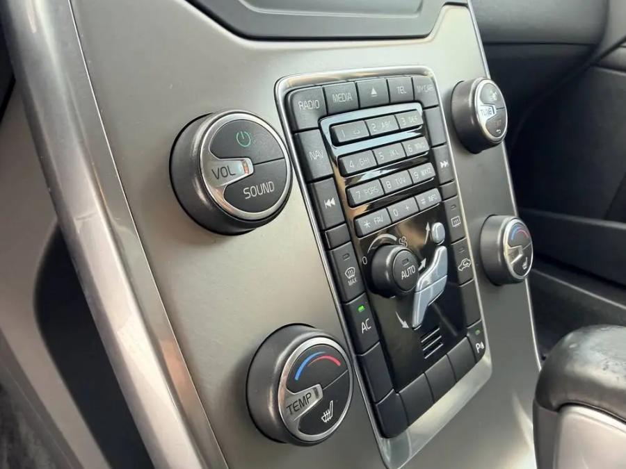 Grey Volvo V70 2011 in Riga, with an engine capacity of 2.00 L and mileage of 334 thousand km for 6995 €, photo 13 on AUTOMOTO.COM.LV