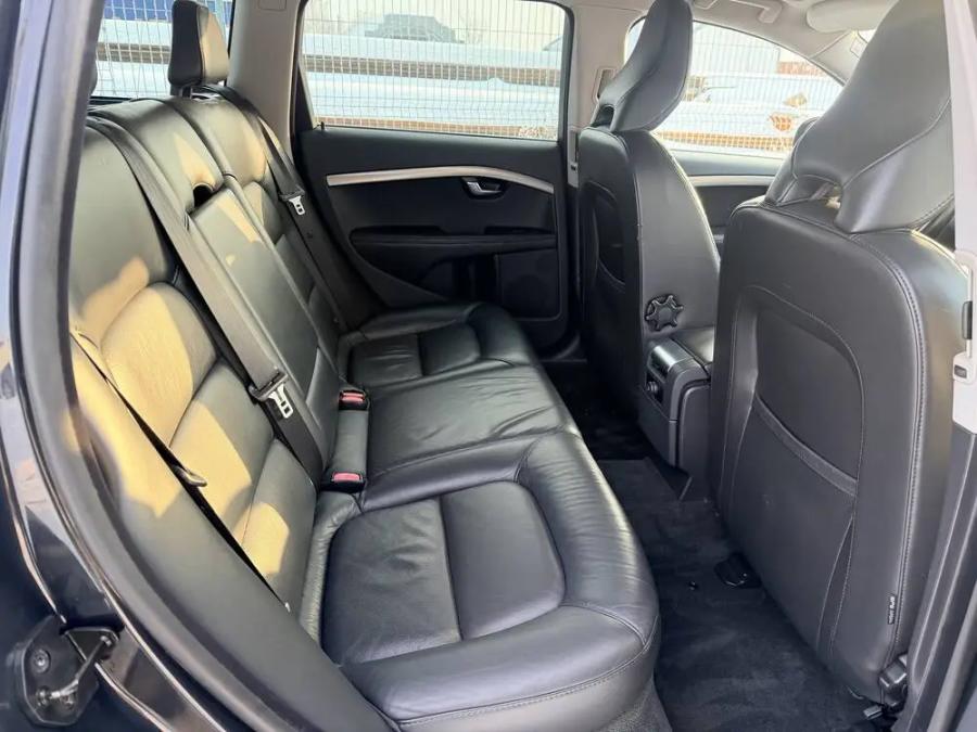 Grey Volvo V70 2011 in Riga, with an engine capacity of 2.00 L and mileage of 334 thousand km for 6995 €, photo 14 on AUTOMOTO.COM.LV