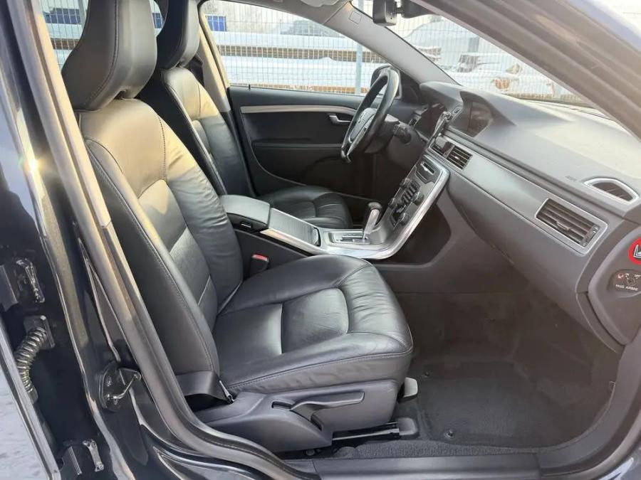 Grey Volvo V70 2011 in Riga, with an engine capacity of 2.00 L and mileage of 334 thousand km for 6995 €, photo 15 on AUTOMOTO.COM.LV