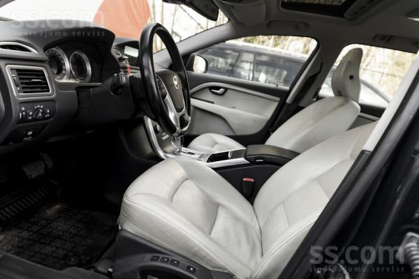 Grey Volvo V70 2011 in Riga, with an engine capacity of 2.00 L and mileage of 287 thousand km for 7990 €, photo 5 on AUTOMOTO.COM.LV