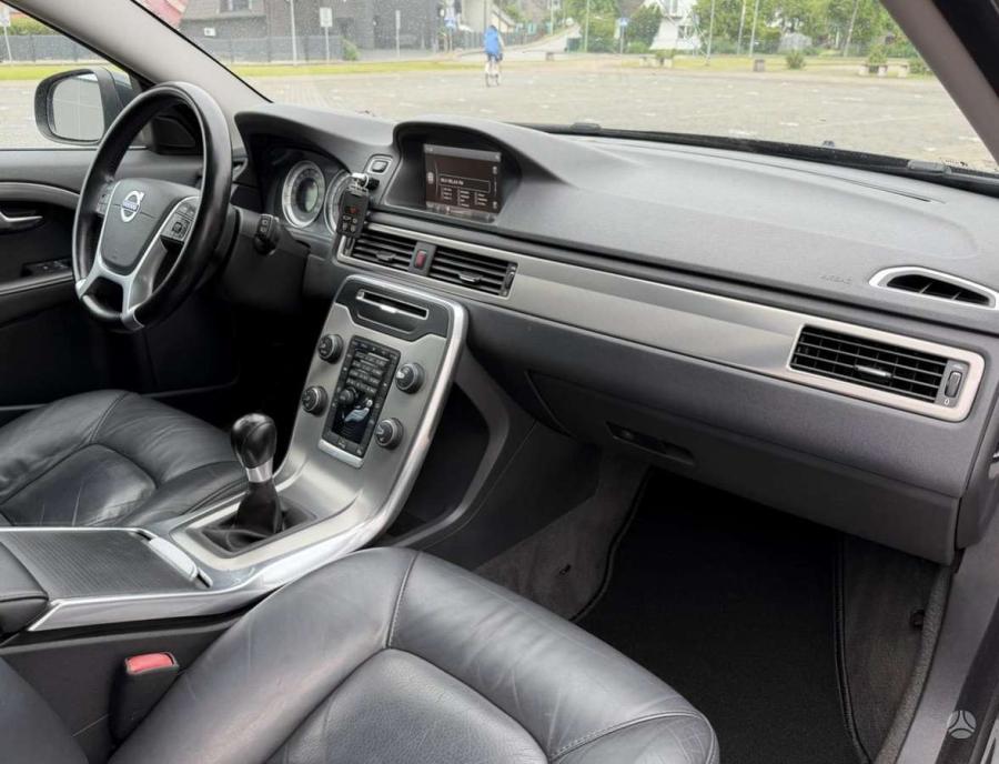 Grey Volvo V70 2011 in Raseiniai, with an engine capacity of 1.60 L and mileage of 280 thousand km for 3600 €, photo 17 on AUTOMOTO.COM.LV