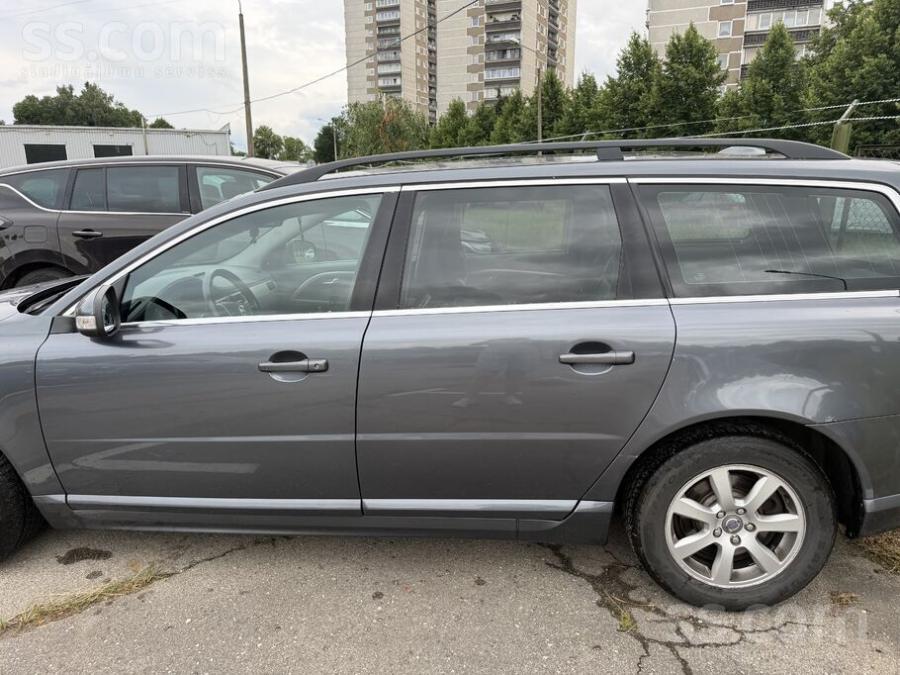 Grey Volvo V70 2011 in Riga, with an engine capacity of 2.00 L and mileage of 309 thousand km for 4000 €, photo 3 on AUTOMOTO.COM.LV