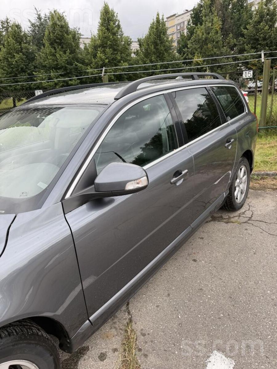 Grey Volvo V70 2011 in Riga, with an engine capacity of 2.00 L and mileage of 309 thousand km for 4000 €, photo 4 on AUTOMOTO.COM.LV