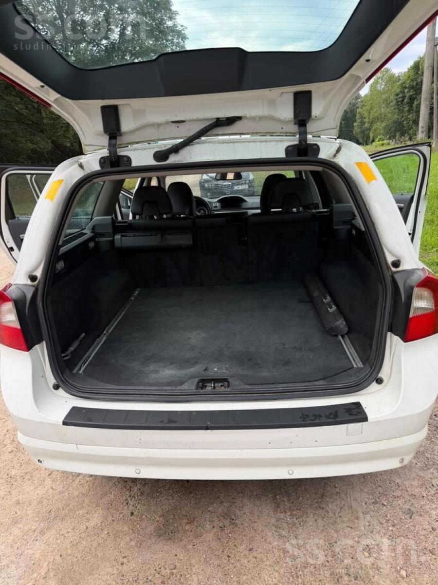 Grey Volvo V70 2011 in Riga, with an engine capacity of 1.60 L and mileage of 364 thousand km for 4000 €, photo 3 on AUTOMOTO.COM.LV