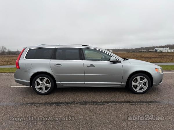Grey Volvo V70 2012 in Tallinn, with an engine capacity of 2.00 L and mileage of 369 thousand km for 6490 €, photo 11 on AUTOMOTO.COM.LV