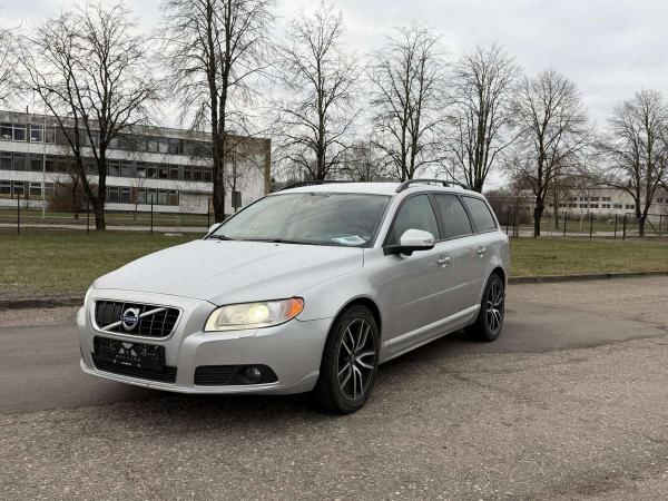 Grey Volvo V70 2012 in Plunge, with an engine capacity of 2.40 L and mileage of 278 thousand km for 4950 €, photo 1 on AUTOMOTO.COM.LV