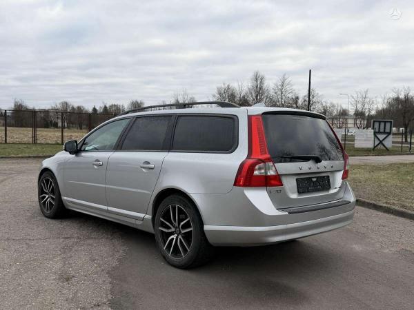 Grey Volvo V70 2012 in Plunge, with an engine capacity of 2.40 L and mileage of 278 thousand km for 4950 €, photo 4 on AUTOMOTO.COM.LV
