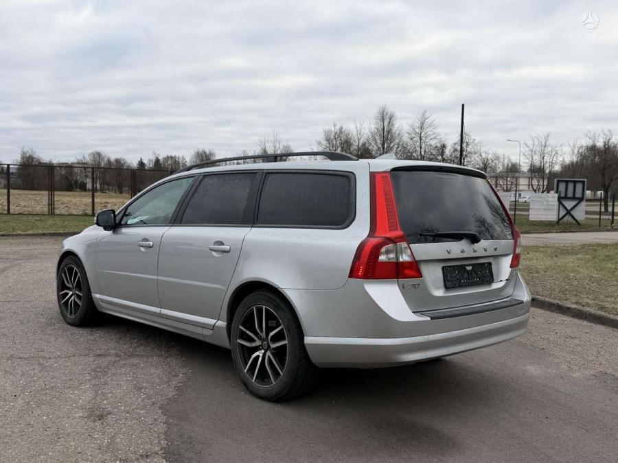 Grey Volvo V70 2012 in Plunge, with an engine capacity of 2.40 L and mileage of 278 thousand km for 4950 €, photo 4 on AUTOMOTO.COM.LV