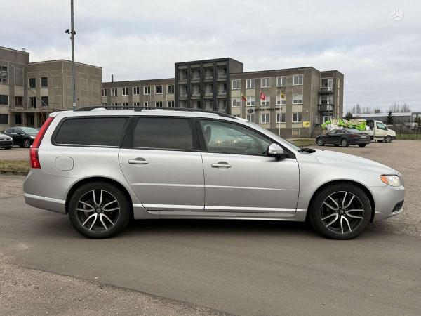Grey Volvo V70 2012 in Plunge, with an engine capacity of 2.40 L and mileage of 278 thousand km for 4950 €, photo 5 on AUTOMOTO.COM.LV