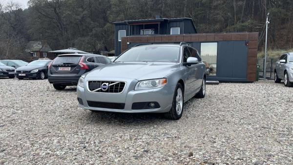 Pelēks Volvo V70 2012 Kauņa, ar dzinēja tilpumu 2.40 L un nobraukumu 300 tūkst. km par 6200 €, foto 1 vietnē AUTOMOTO.COM.LV