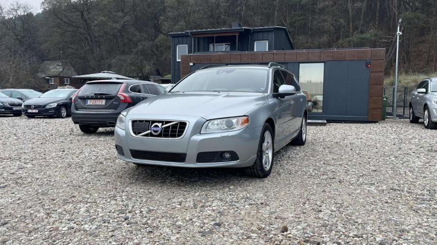 Grey Volvo V70 2012 in Kaunas, with an engine capacity of 2.40 L and mileage of 300 thousand km for 6200 €, photo 1 on AUTOMOTO.COM.LV