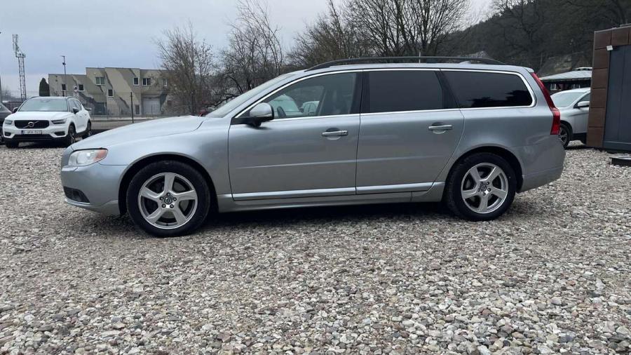Grey Volvo V70 2012 in Kaunas, with an engine capacity of 2.40 L and mileage of 300 thousand km for 6200 €, photo 2 on AUTOMOTO.COM.LV