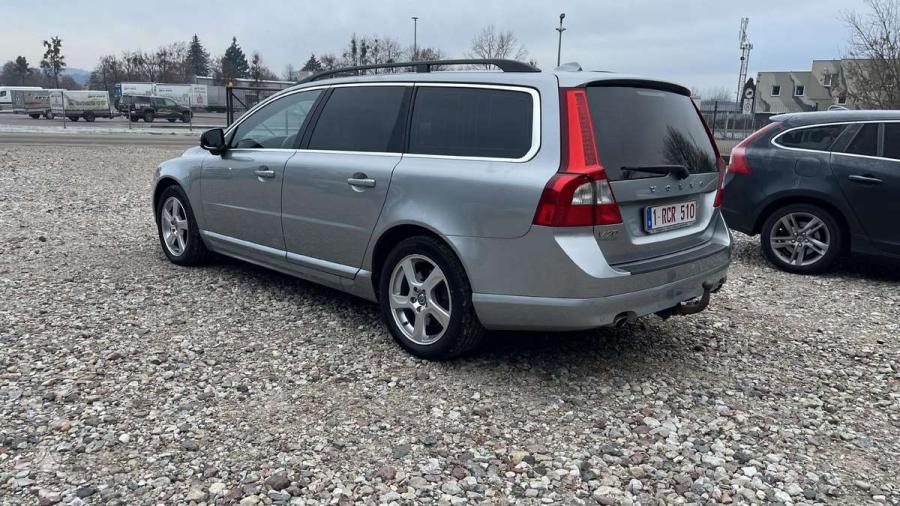 Grey Volvo V70 2012 in Kaunas, with an engine capacity of 2.40 L and mileage of 300 thousand km for 6200 €, photo 4 on AUTOMOTO.COM.LV