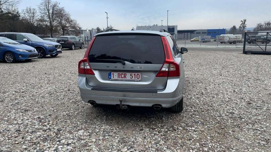 Grey Volvo V70 2012 in Kaunas, with an engine capacity of 2.40 L and mileage of 300 thousand km for 6200 €, photo 5 on AUTOMOTO.COM.LV