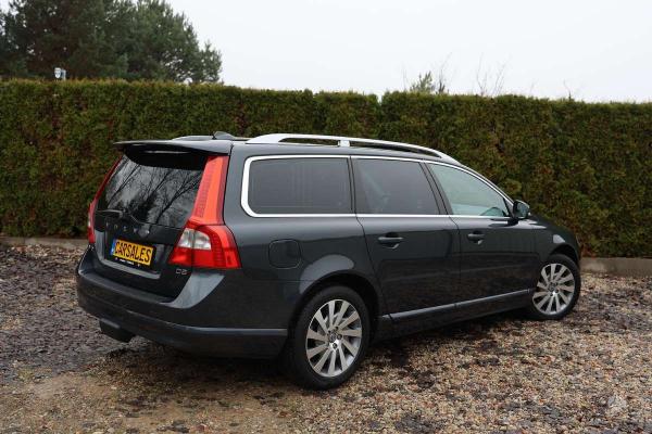 Grey Volvo V70 2012 in Alytus, with an engine capacity of 2.00 L and mileage of 265 thousand km for 6200 €, photo 4 on AUTOMOTO.COM.LV