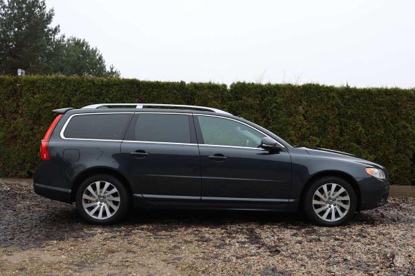 Grey Volvo V70 2012 in Alytus, with an engine capacity of 2.00 L and mileage of 265 thousand km for 6200 €, photo 6 on AUTOMOTO.COM.LV