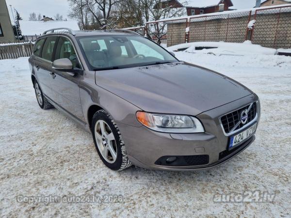 Grey Volvo V70 2012 in Paide, with an engine capacity of 2.00 L and mileage of 330 thousand km for 7490 €, photo 1 on AUTOMOTO.COM.LV
