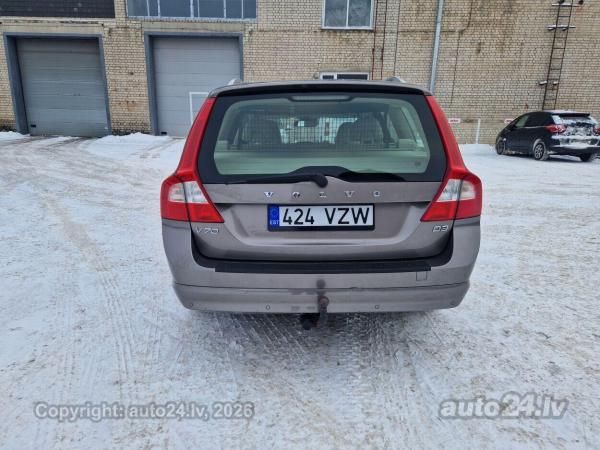 Grey Volvo V70 2012 in Paide, with an engine capacity of 2.00 L and mileage of 330 thousand km for 7490 €, photo 8 on AUTOMOTO.COM.LV