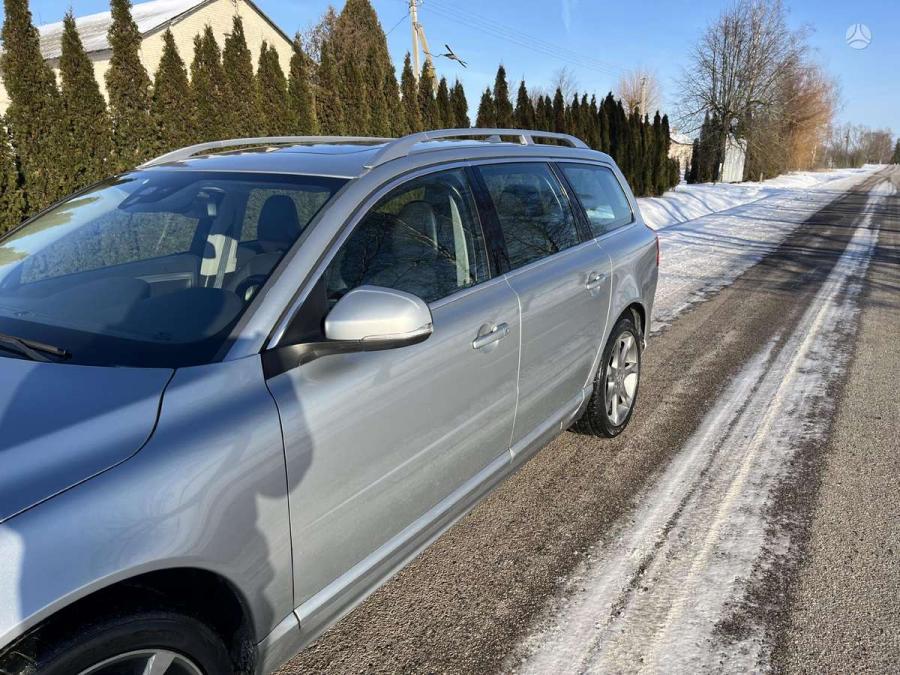 Grey Volvo V70 2012 in Prienai, with an engine capacity of 1.98 L and mileage of 279 thousand km for 6450 €, photo 5 on AUTOMOTO.COM.LV