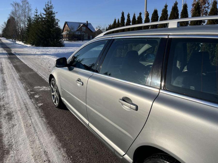 Grey Volvo V70 2012 in Prienai, with an engine capacity of 1.98 L and mileage of 279 thousand km for 6450 €, photo 7 on AUTOMOTO.COM.LV