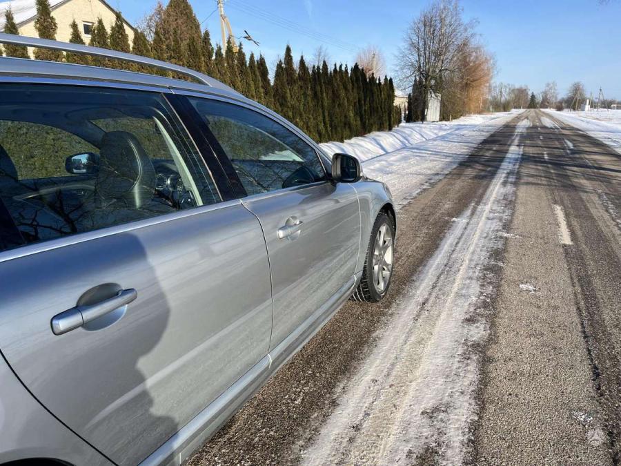 Grey Volvo V70 2012 in Prienai, with an engine capacity of 1.98 L and mileage of 279 thousand km for 6450 €, photo 12 on AUTOMOTO.COM.LV
