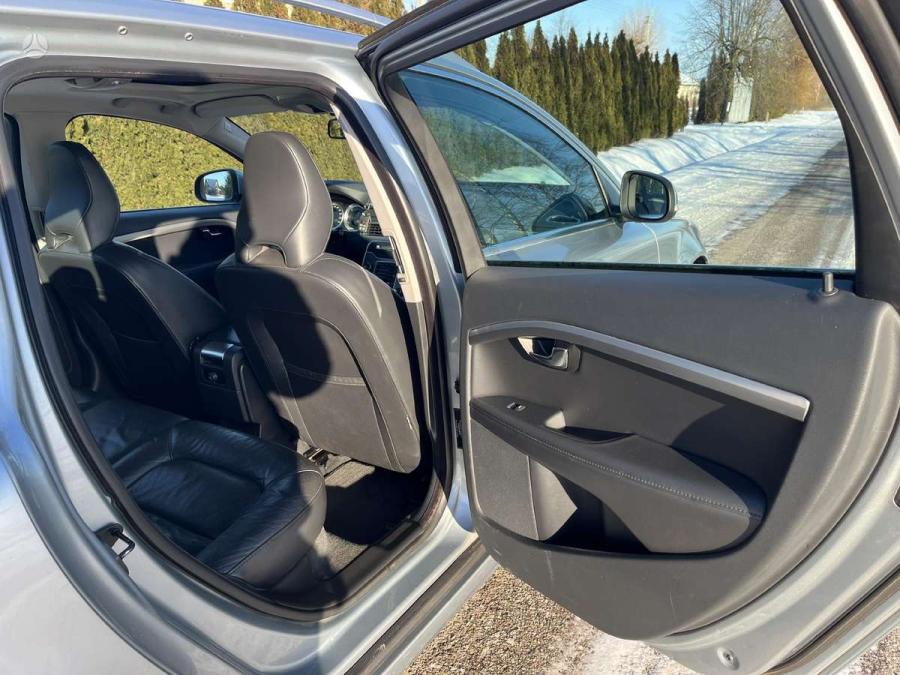 Grey Volvo V70 2012 in Prienai, with an engine capacity of 1.98 L and mileage of 279 thousand km for 6450 €, photo 19 on AUTOMOTO.COM.LV