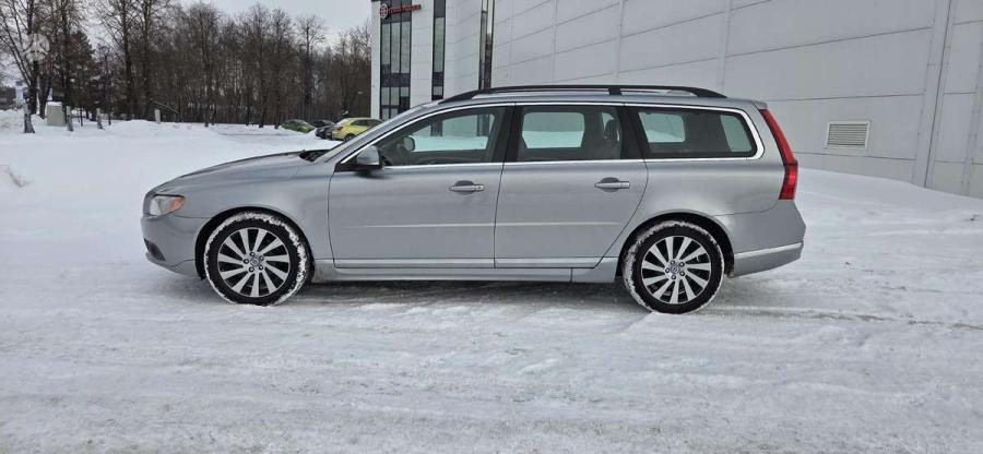 Grey Volvo V70 2012 in Kaunas, with an engine capacity of 1.98 L and mileage of 271 thousand km for 5850 €, photo 2 on AUTOMOTO.COM.LV