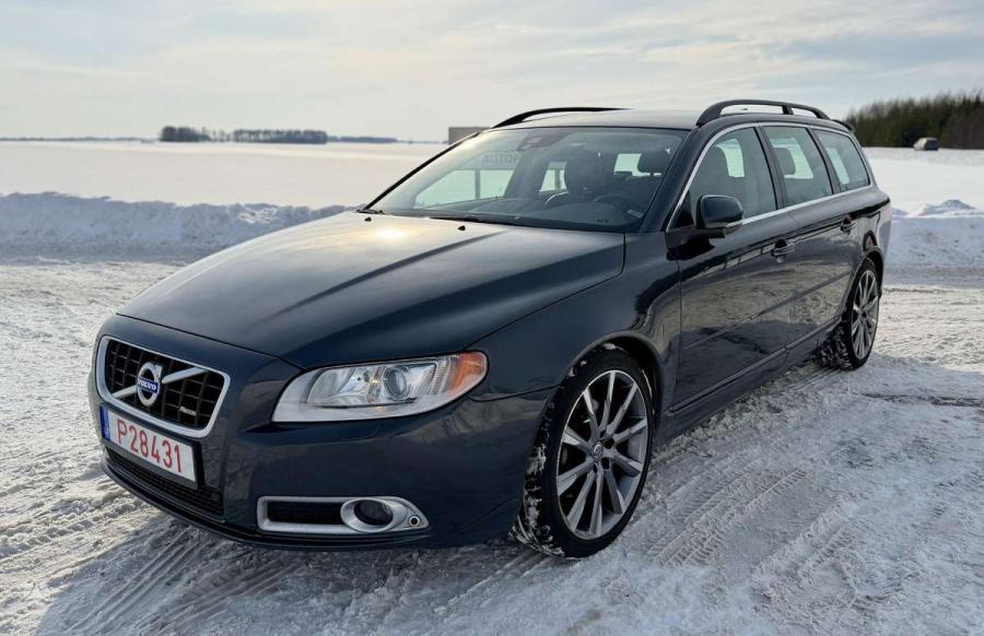 Grey Volvo V70 2012 in Vilnius, with an engine capacity of 2.40 L and mileage of 316 thousand km for 7999 €, photo 1 on AUTOMOTO.COM.LV