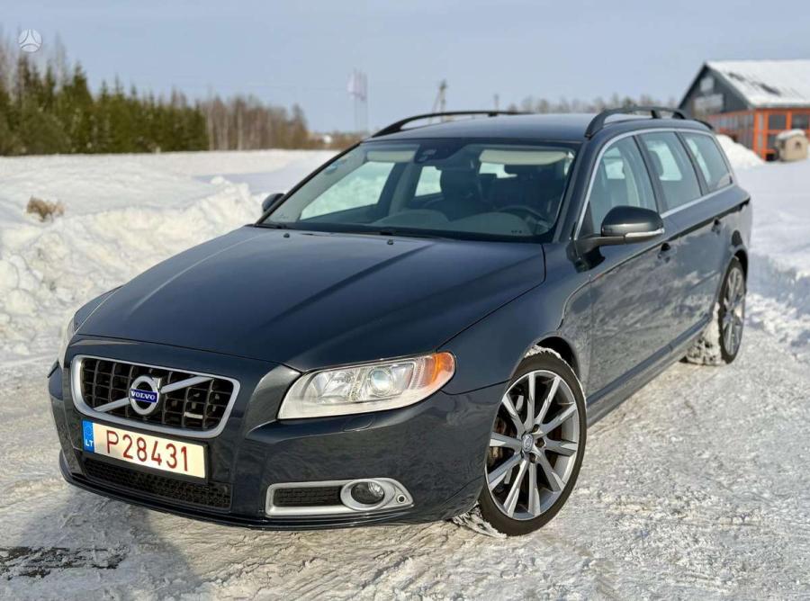 Grey Volvo V70 2012 in Vilnius, with an engine capacity of 2.40 L and mileage of 316 thousand km for 7999 €, photo 2 on AUTOMOTO.COM.LV