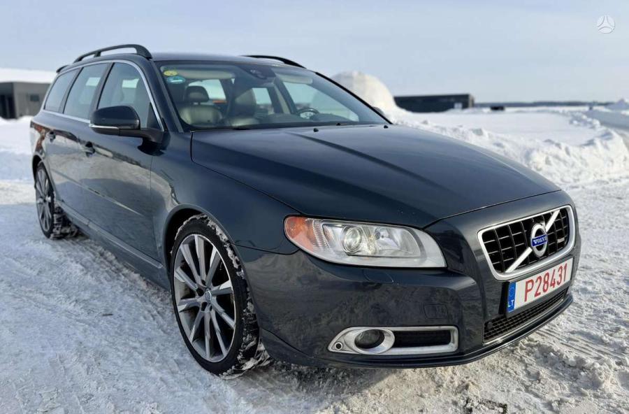 Grey Volvo V70 2012 in Vilnius, with an engine capacity of 2.40 L and mileage of 316 thousand km for 7999 €, photo 3 on AUTOMOTO.COM.LV