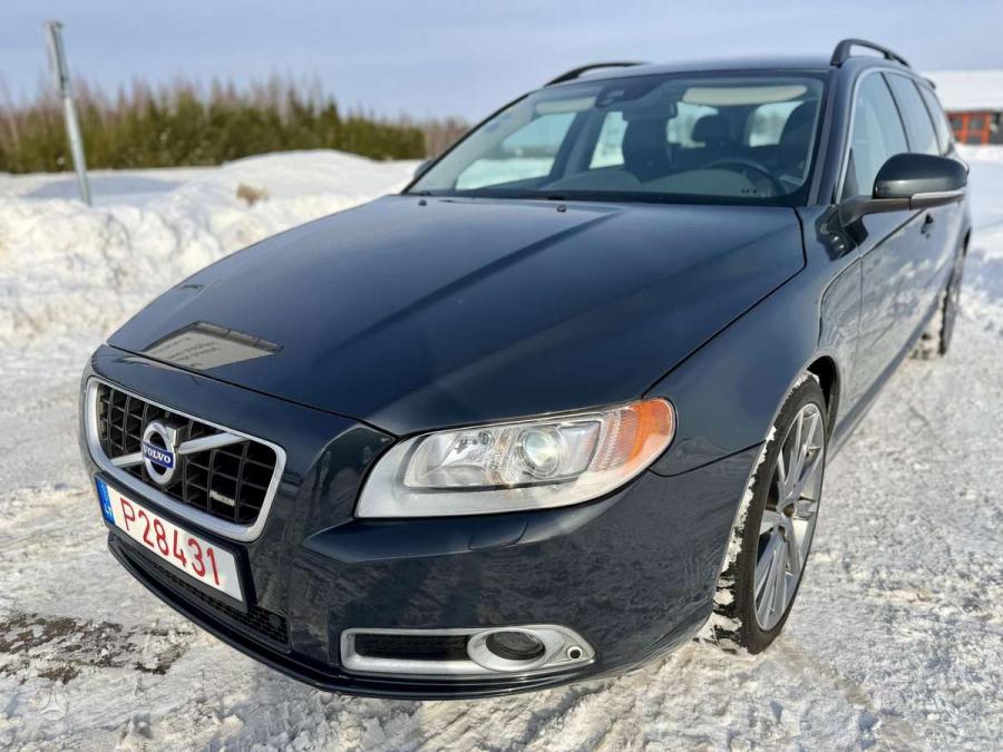 Grey Volvo V70 2012 in Vilnius, with an engine capacity of 2.40 L and mileage of 316 thousand km for 7999 €, photo 8 on AUTOMOTO.COM.LV