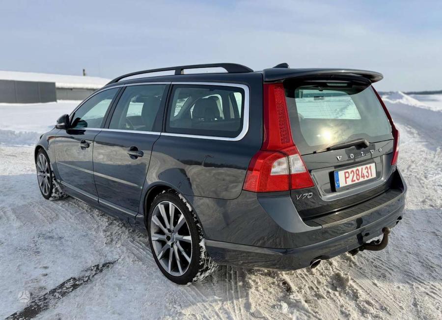 Grey Volvo V70 2012 in Vilnius, with an engine capacity of 2.40 L and mileage of 316 thousand km for 7999 €, photo 10 on AUTOMOTO.COM.LV