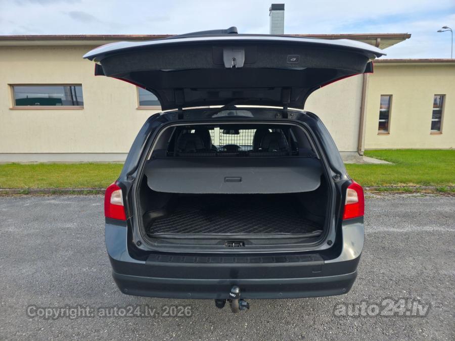 Grey Volvo V70 2012 in Paide, with an engine capacity of 2.00 L and mileage of 311 thousand km for 6990 €, photo 11 on AUTOMOTO.COM.LV