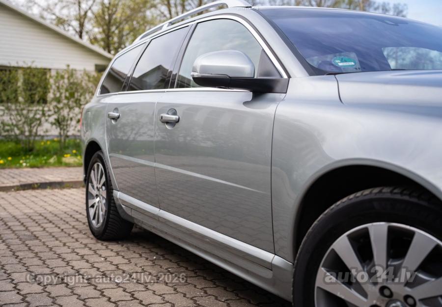 Pelēks Volvo V70 2012 Paide, ar dzinēja tilpumu 2.40 L un nobraukumu 264 tūkst. km par 8490 €, foto 11 vietnē AUTOMOTO.COM.LV
