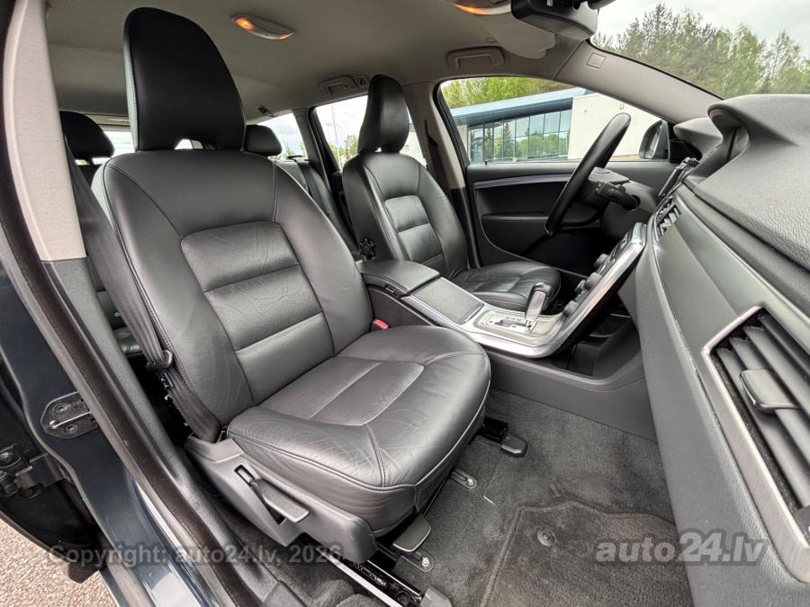 Grey Volvo V70 2012 in Paide, with an engine capacity of 2.00 L and mileage of 256 thousand km for 7390 €, photo 9 on AUTOMOTO.COM.LV