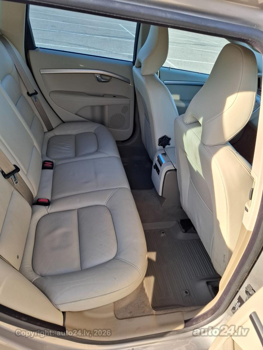 Pelēks Volvo V70 2012 Tallina, ar dzinēja tilpumu 2.40 L un nobraukumu 149 tūkst. km par 10500 €, foto 8 vietnē AUTOMOTO.COM.LV