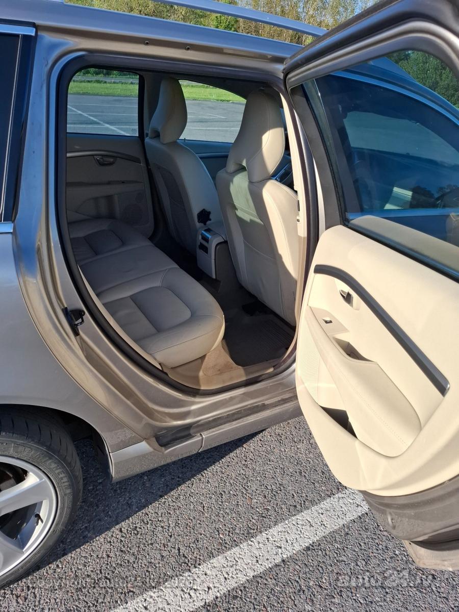 Pelēks Volvo V70 2012 Tallina, ar dzinēja tilpumu 2.40 L un nobraukumu 149 tūkst. km par 10500 €, foto 9 vietnē AUTOMOTO.COM.LV