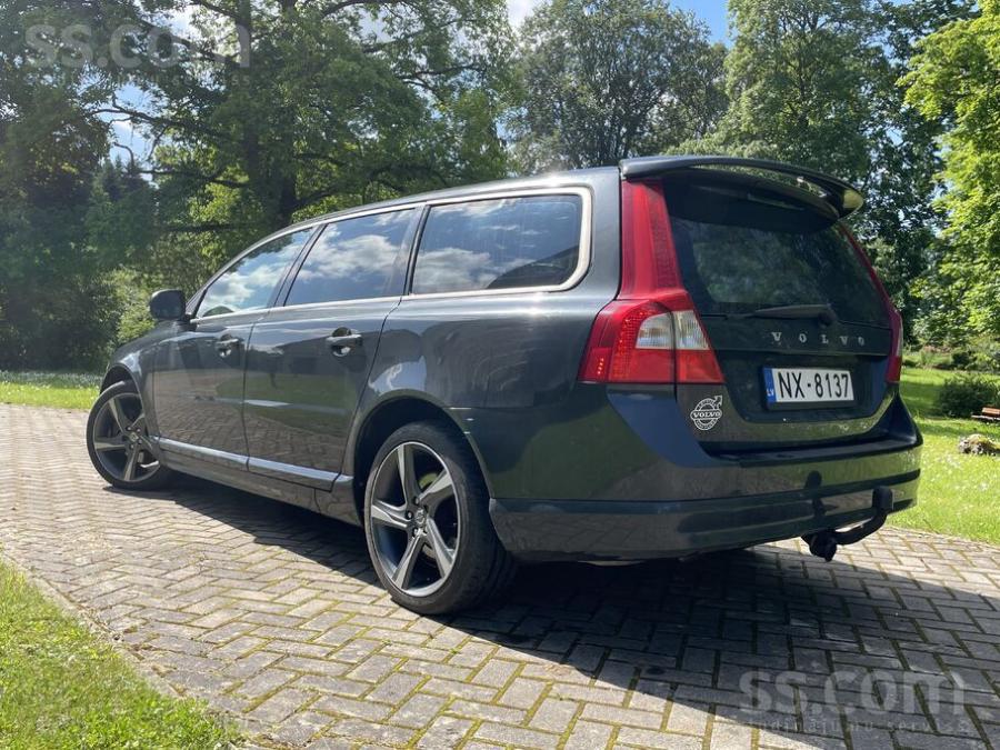 Pelēks Volvo V70 2012 Rīga, ar dzinēja tilpumu 2.00 L un nobraukumu 299 tūkst. km par 4900 €, foto 4 vietnē AUTOMOTO.COM.LV