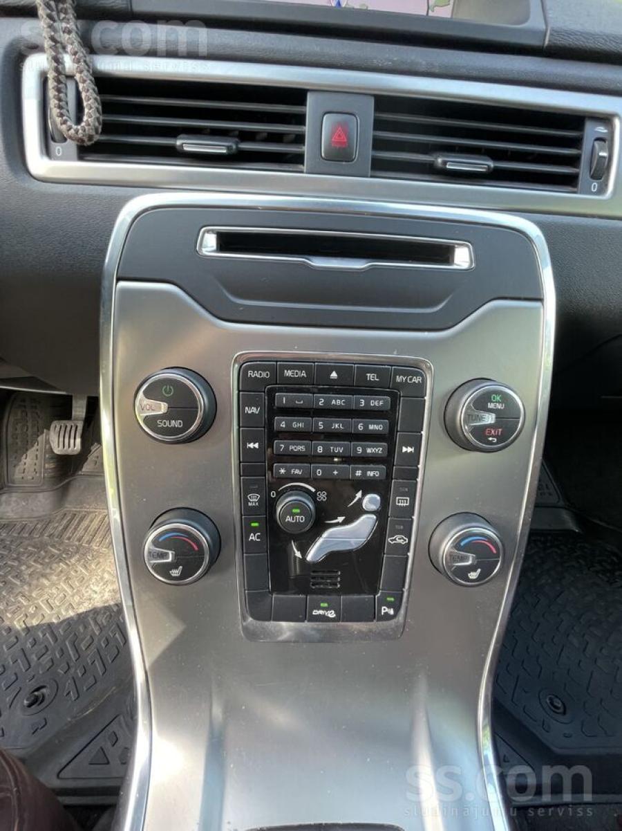 Pelēks Volvo V70 2012 Rīga, ar dzinēja tilpumu 2.00 L un nobraukumu 299 tūkst. km par 4900 €, foto 9 vietnē AUTOMOTO.COM.LV