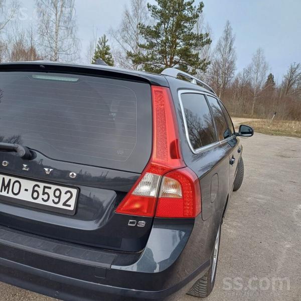 Pelēks Volvo V70 2012 Ogre, ar dzinēja tilpumu 2.00 L un nobraukumu 300 tūkst. km par 5880 €, foto 2 vietnē AUTOMOTO.COM.LV