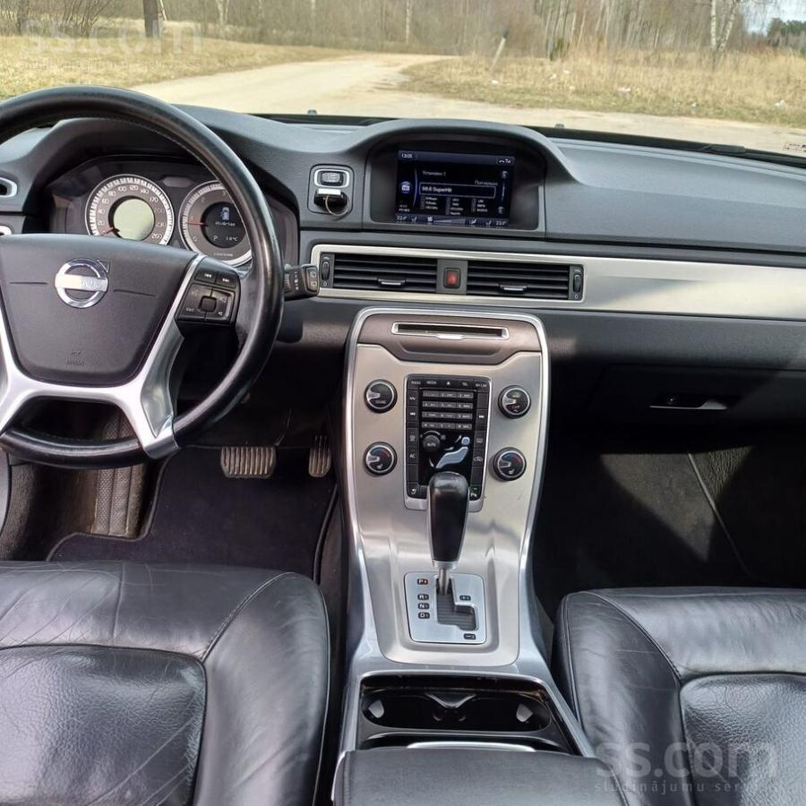 Grey Volvo V70 2012 in Ogre, with an engine capacity of 2.00 L and mileage of 300 thousand km for 5880 €, photo 4 on AUTOMOTO.COM.LV
