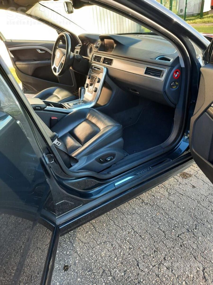 Grey Volvo V70 2012 in Ogre, with an engine capacity of 2.00 L and mileage of 300 thousand km for 5880 €, photo 14 on AUTOMOTO.COM.LV